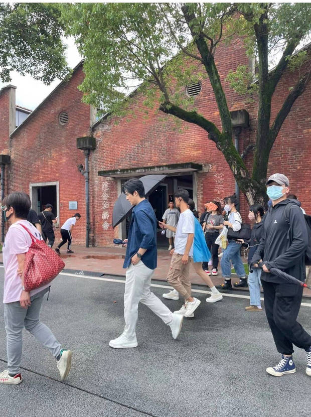 Song Qian and Zhou Yumin were filming and were met by netizens in the ...