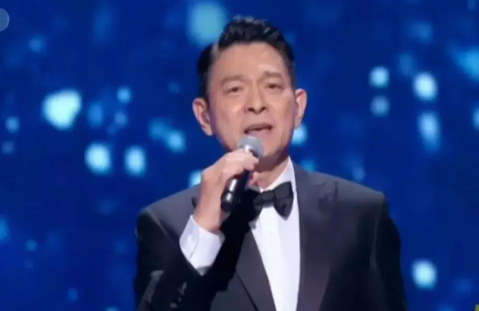 A classic famous song makes people follow along and sing, making people ...