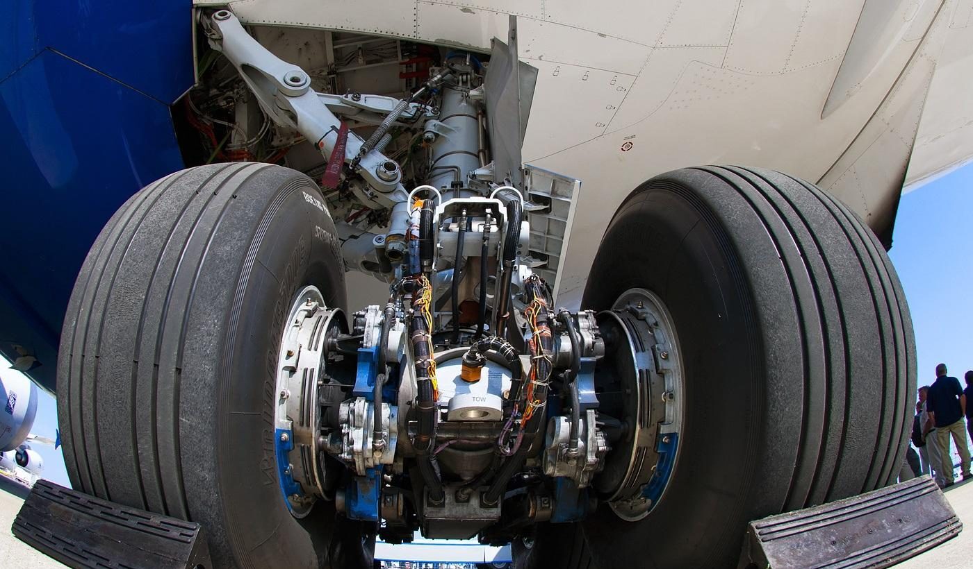 Airplanes land at high speeds, how do they brake? - iNEWS