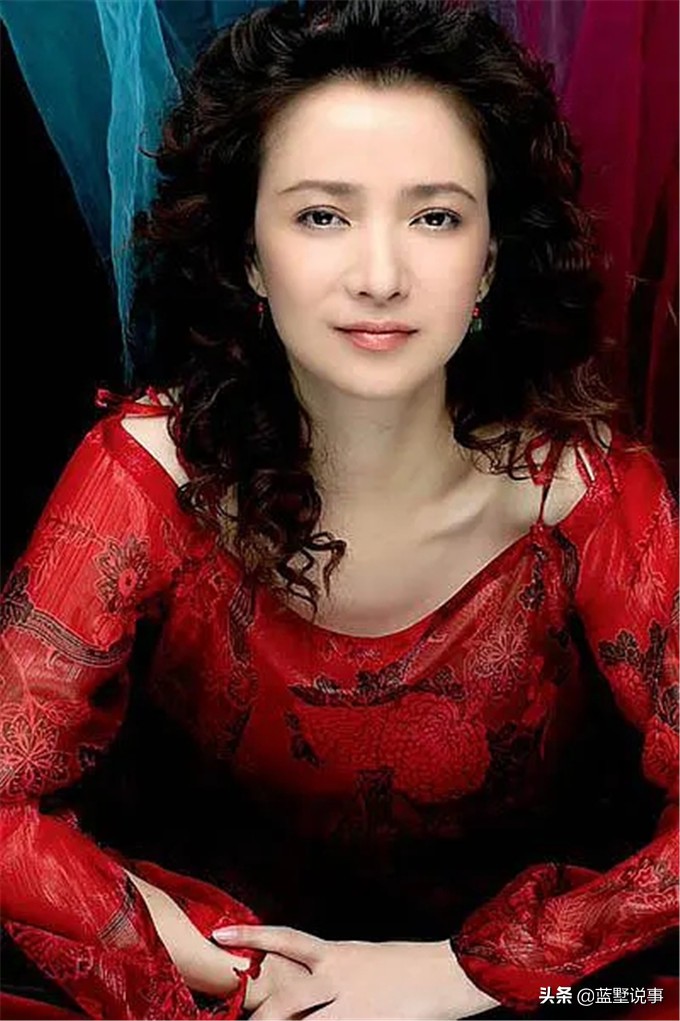 He Qing was the most beautiful in that year: two curved eyebrows like a ...