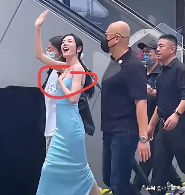 Di Lieba attended the event with revealing clothes, accidentally ...