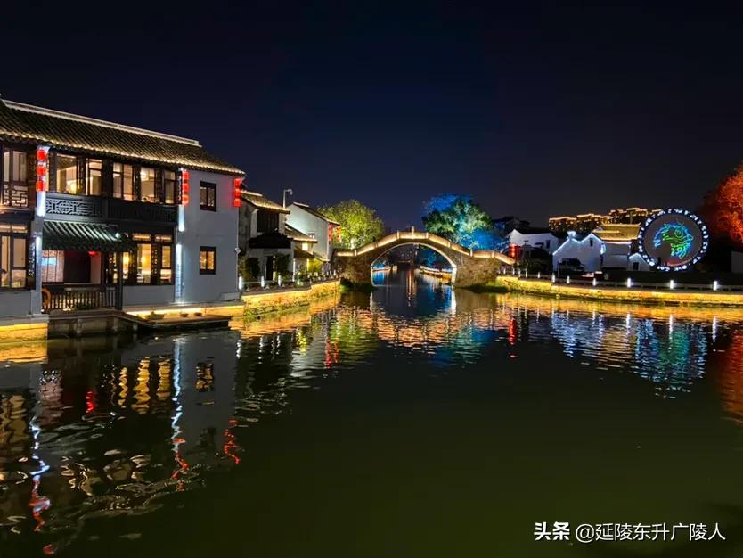 The night view of Wuxi's ancient canal is beautiful and beautiful Nanchan Temple floating light ...