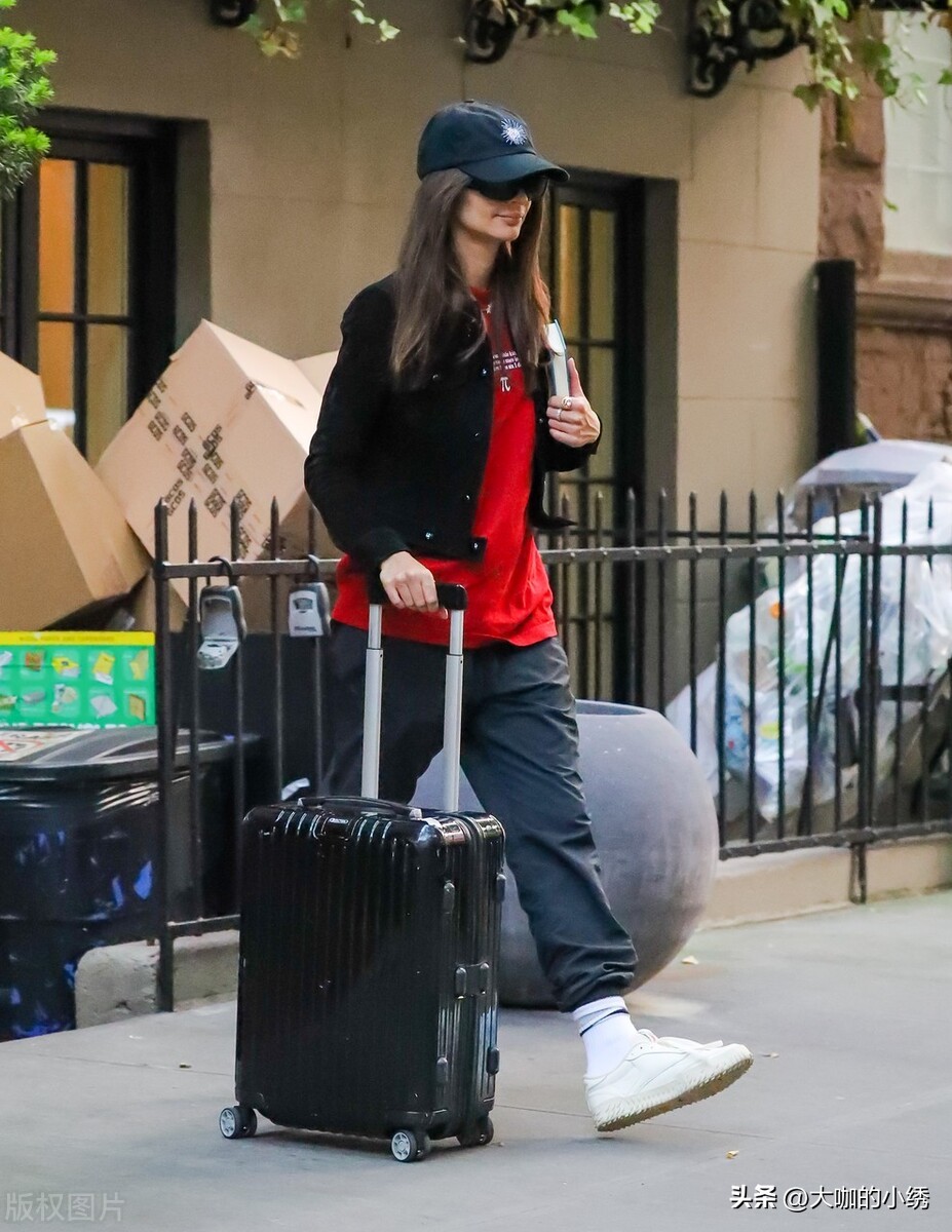 Emily Ratajkowski is wearing a black jacket + red T-shirt + baseball ...