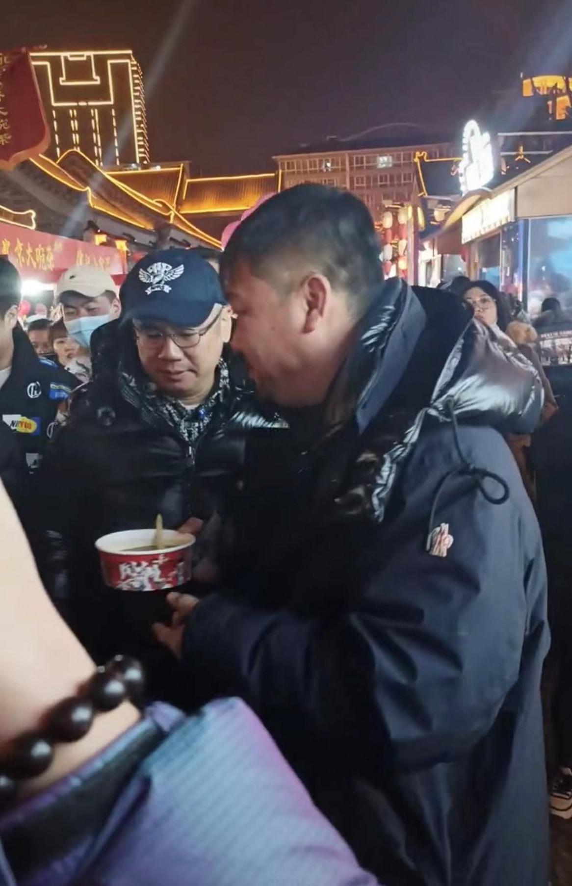 Jia Bing's hometown in Xujiang was besieged, and he ate a roadside ...