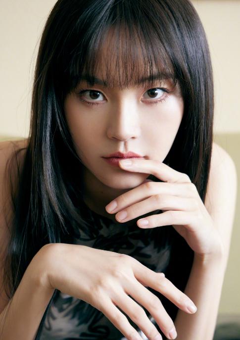 Zhang Jianing's back is amazingly beautiful, showing the perfect combination of elegance and ...