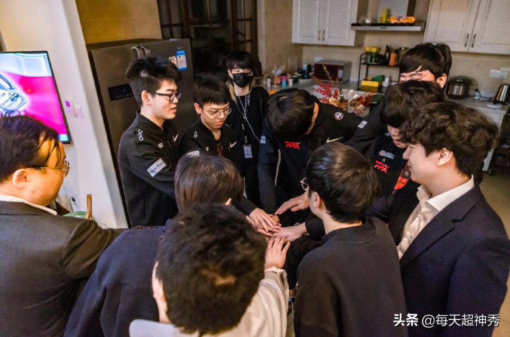 FPX defeated OMG in the key round, Clid dominated the teamfight, and the A monster was powerless ...