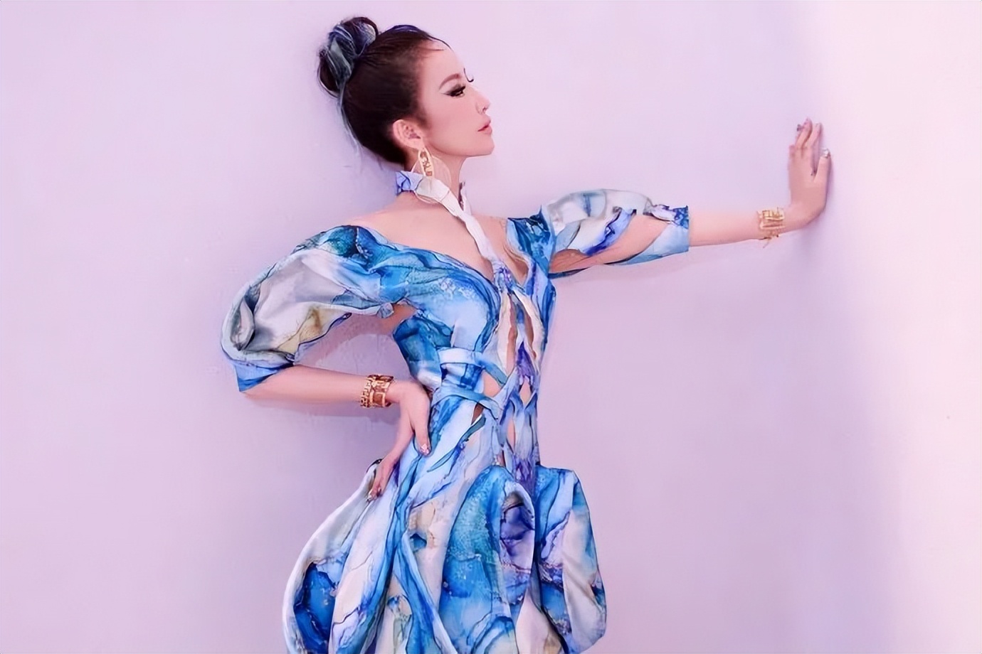 Screaming Coco Lee, helpless struggle, cold interests, disappointed ...