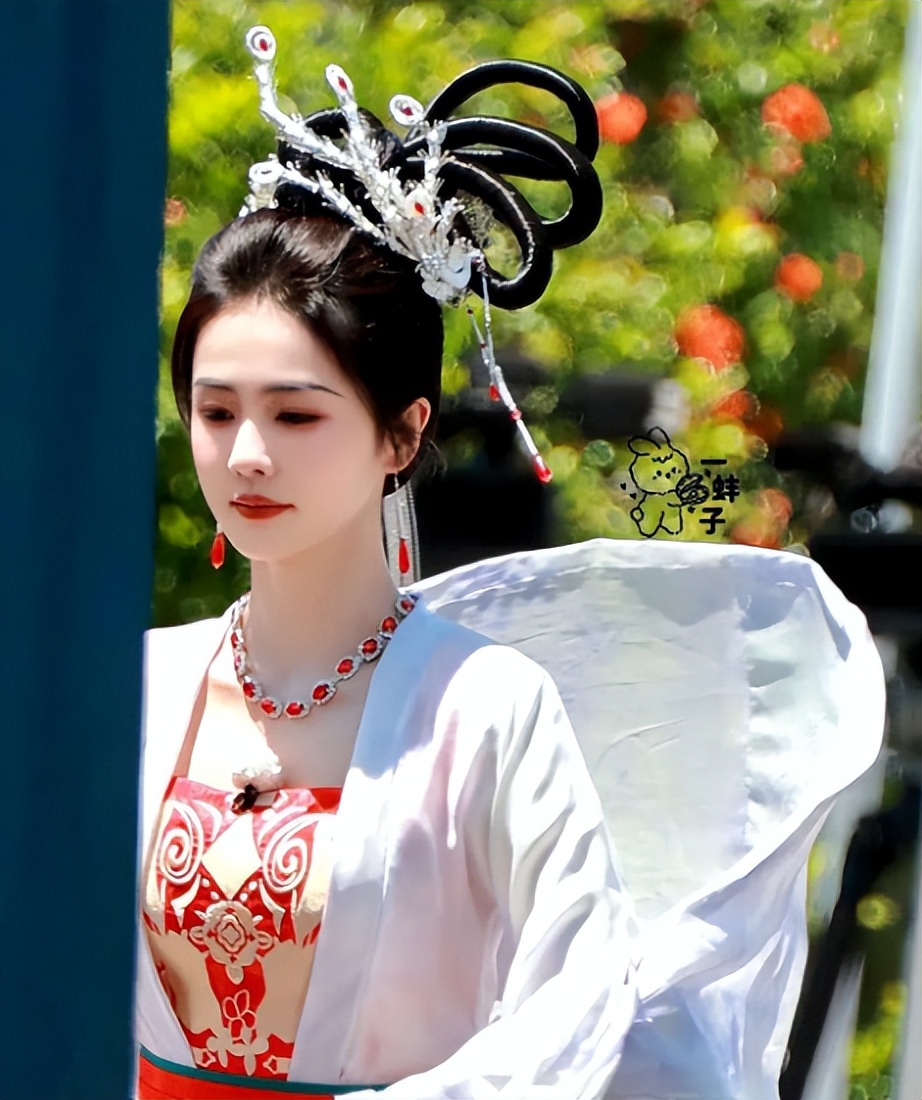 Bailu "Running Man" Chang'e looks so beautiful! Zhou Shen's Jade Rabbit ...