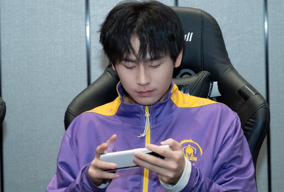 eStar lost to hero, Hua Haiziyang made frequent mistakes, and his fearless state was full ...