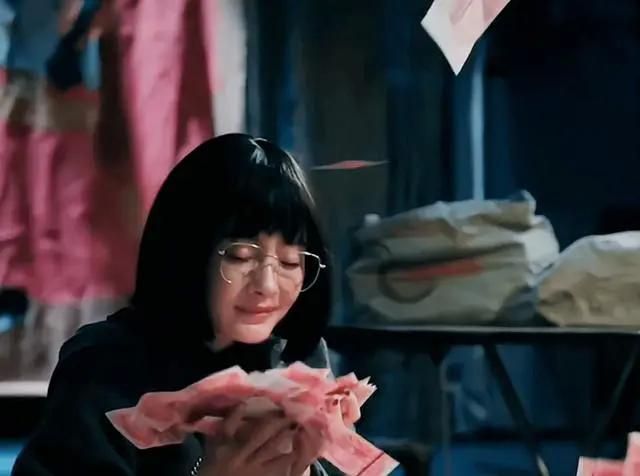 Yang Mi successfully got out of the circle by pulling her head. Dora ...