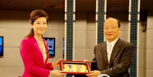 CCTV beauty anchor Li Hong - iNEWS