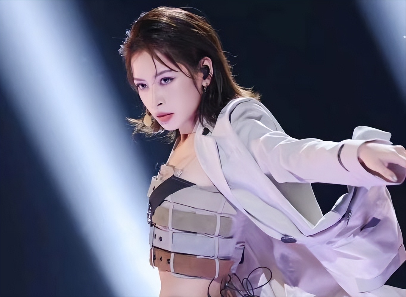 "Sisters Who Make Waves Season 4" group night: Chen Jiahua shouted SHE ...