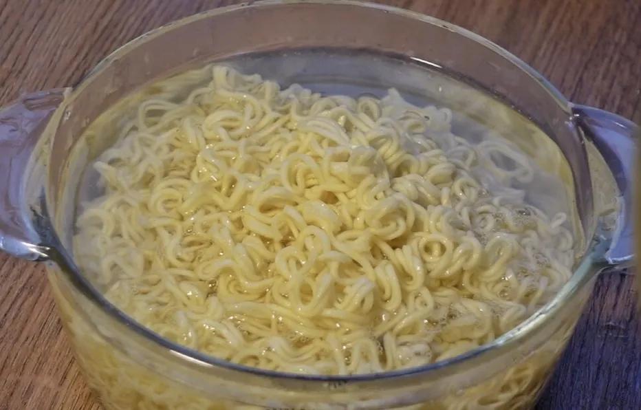 Don't cook the instant noodles anymore. Put it in a pot and steam it ...
