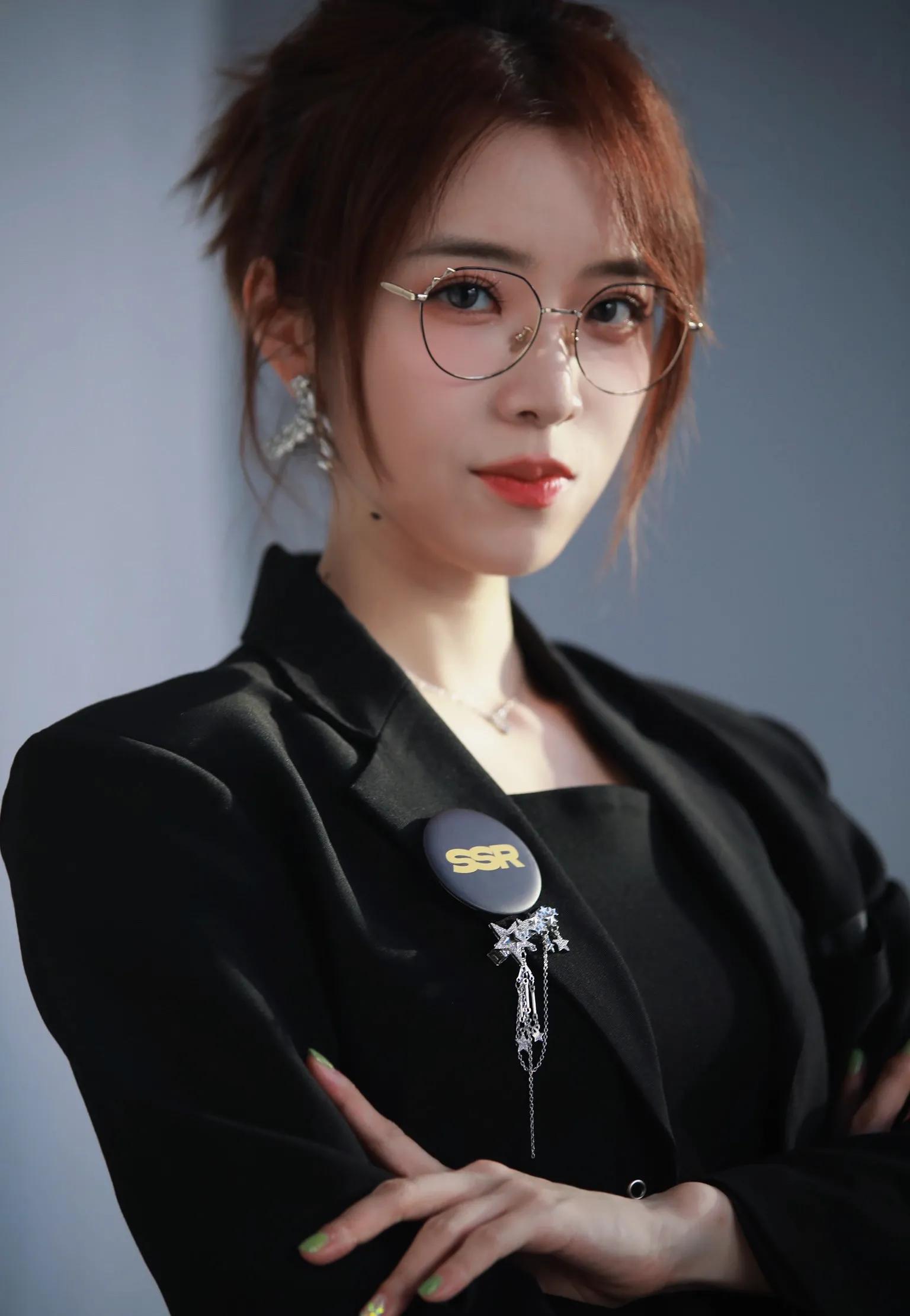 Yu Shuang wears a suit to work, looks very dazzling, and is also very ...