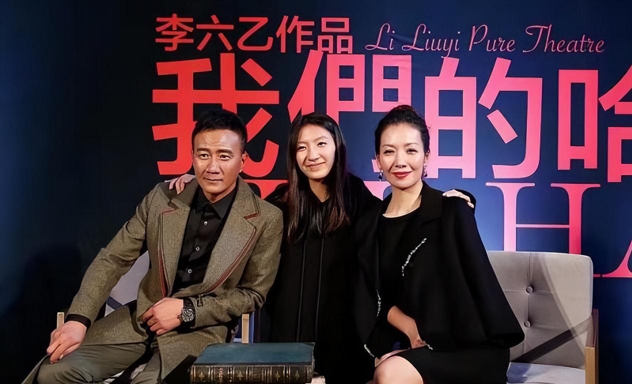Hu Jun's family of three attended the event in the same frame, his wife ...