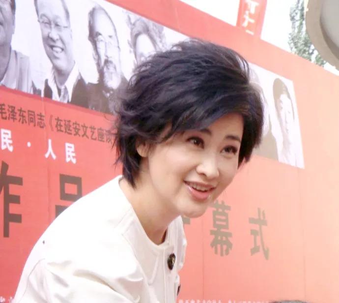 Phoenix TV beauty reporter Wu Xiaoli - iNEWS