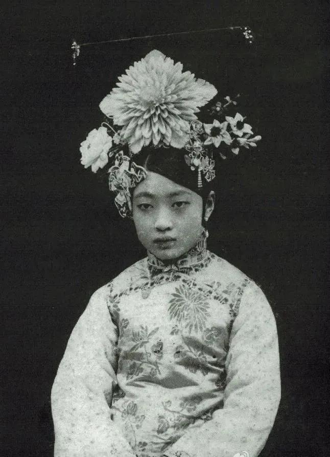 On the wedding night, Pu Yi left his bride behind and did not return ...