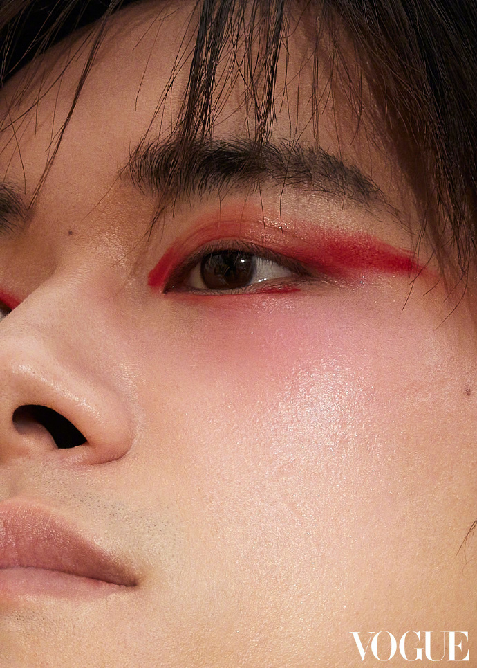 The cover of Yi Yang Qianxi's Beijing opera makeup is exposed, and the ...