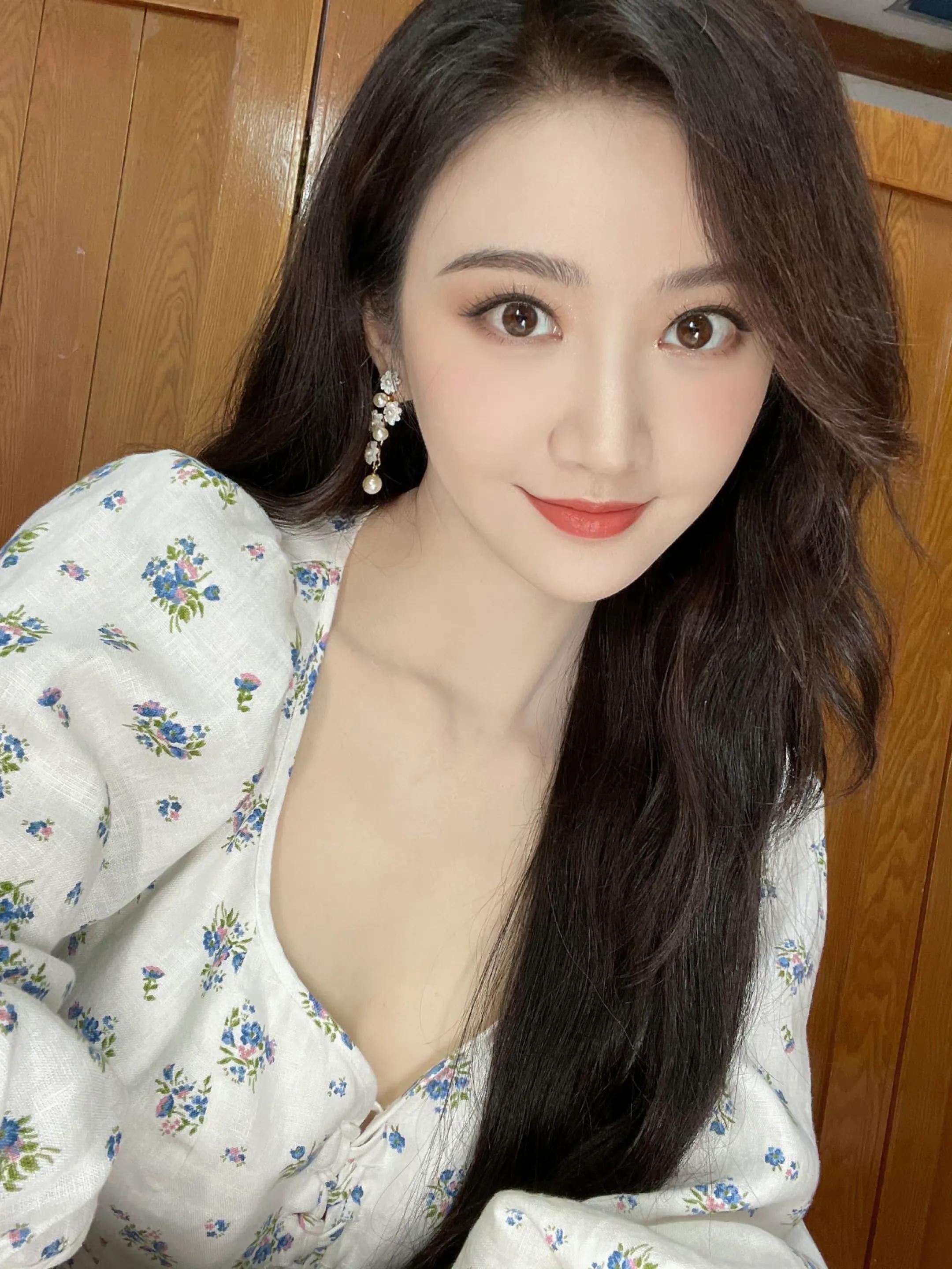 Jing Tian's romance in early autumn, with a low-eyed smile, as bright ...