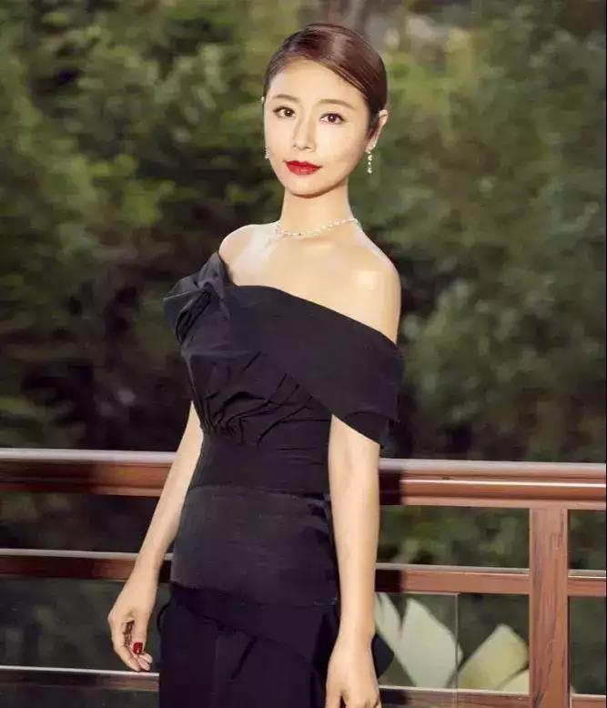 45-year-old Zhou Xun and 43-year-old Ruby Lin wear sloping shoulders ...