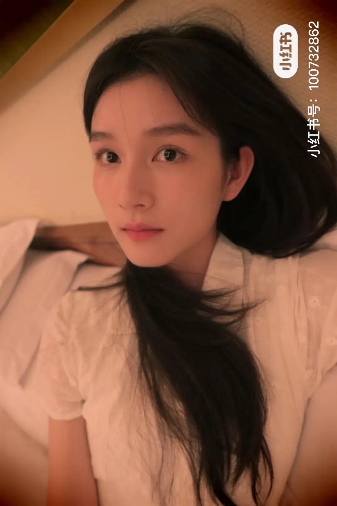 Chen Sicheng's girlfriend Ruan Ju took photos late at night and posted ...