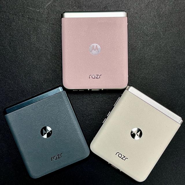 A mobile phone, double-sided life planning, moto razr40's tale of two ...