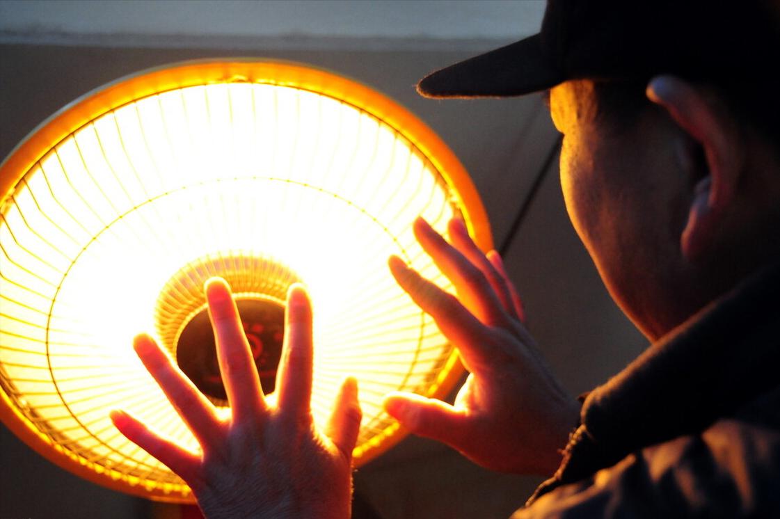 When using heating equipment in winter, beware of low temperature burns ...