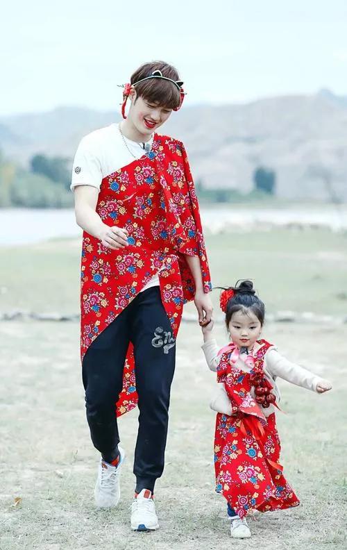 Alalei danced and smiled reluctantly during the Lantern Festival ...