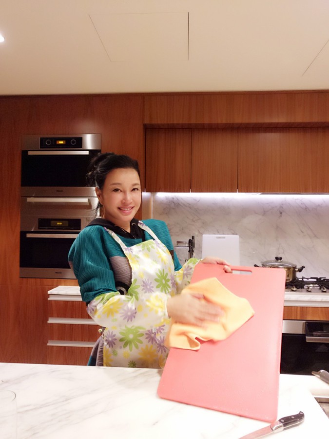 Liu Xiaoqing prepares meals for the rich husband!Dressed simply and ...