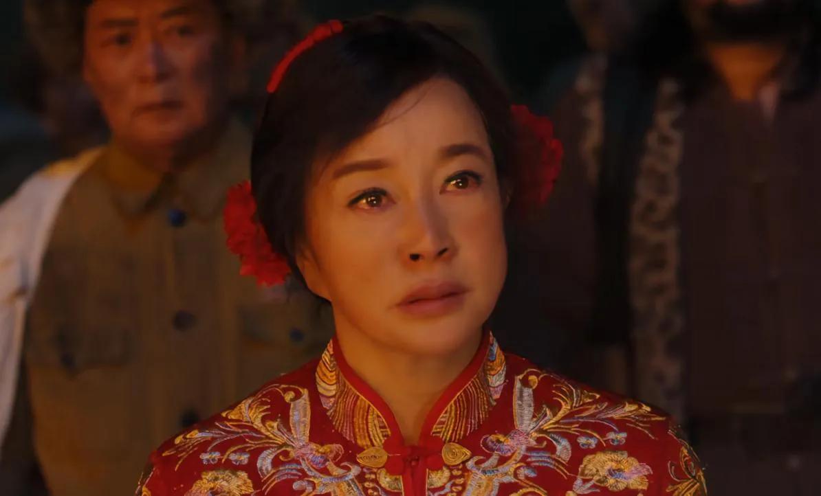 The 70-year-old Grandma Liu plays the bride, just like an old lady ...