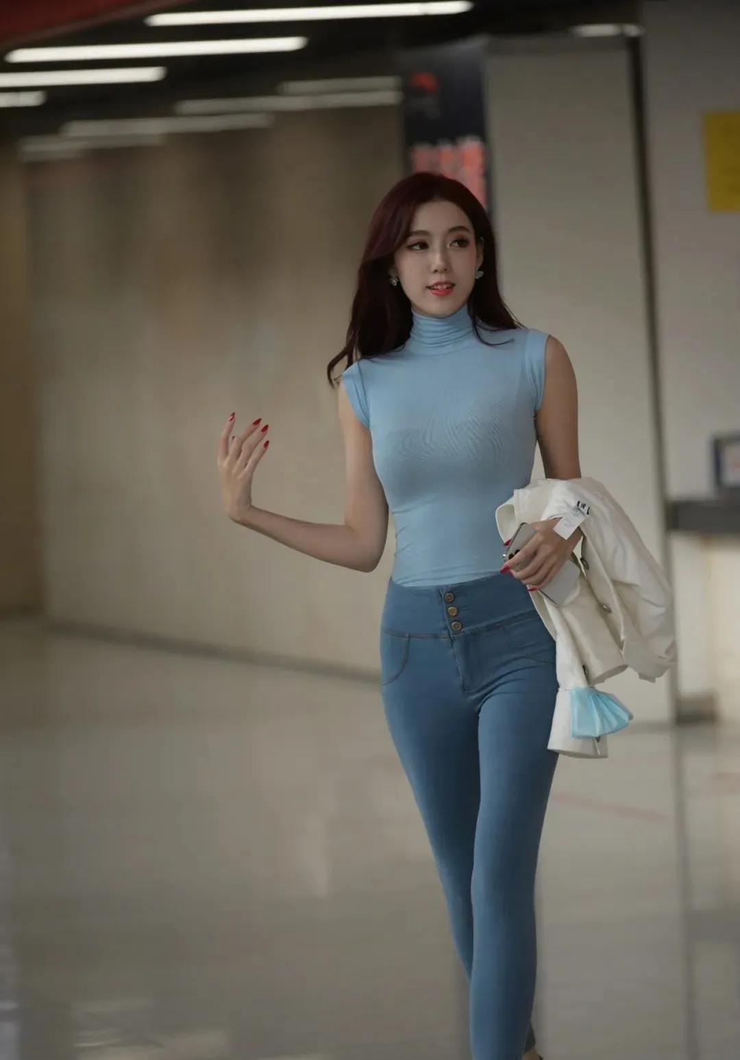 Skinny short sleeves with blue skinny jeans, perfect body, cute - iNEWS