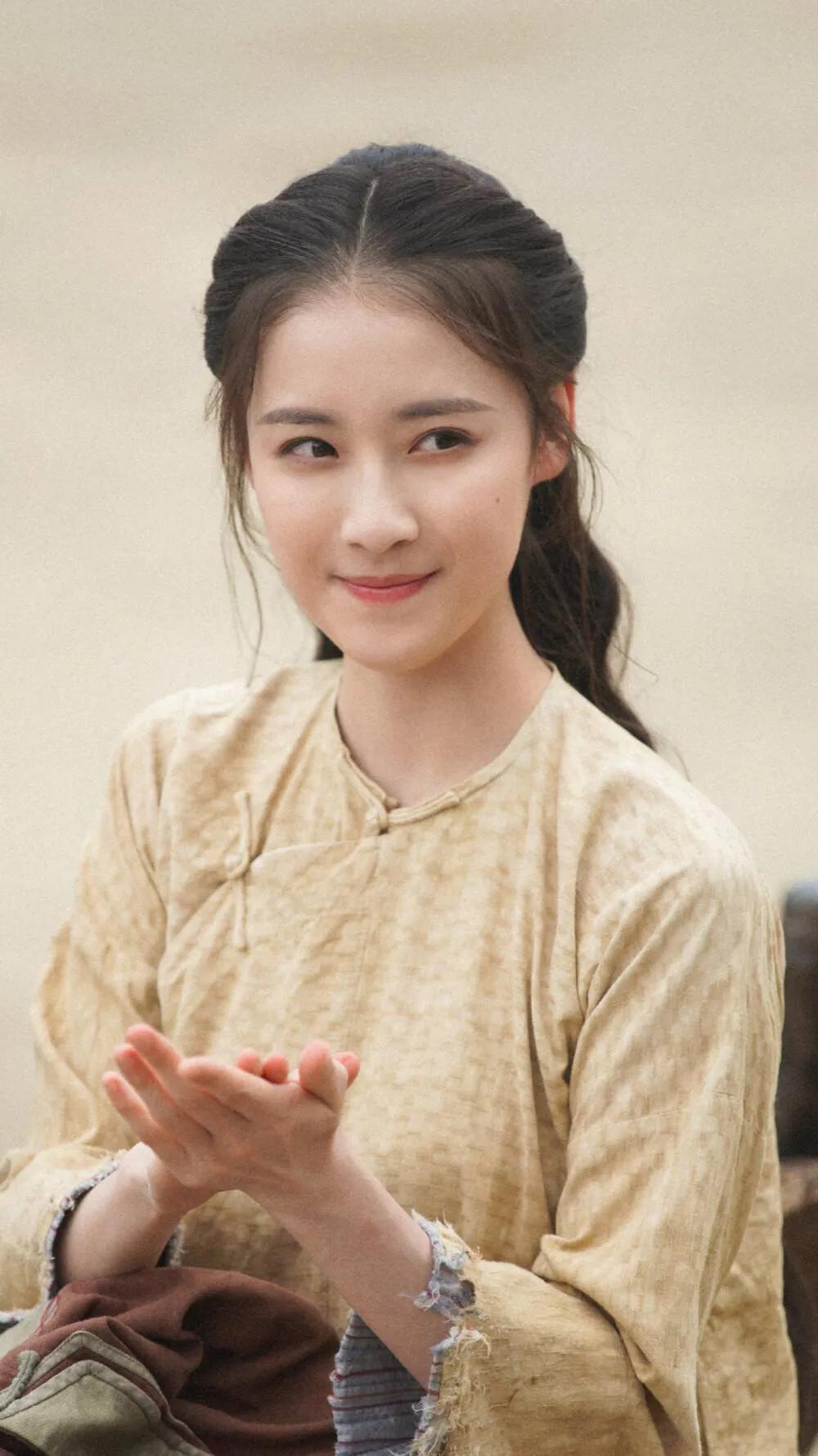 Yang Qiru: Like a flower like a jade, a lotus like a face - iNEWS