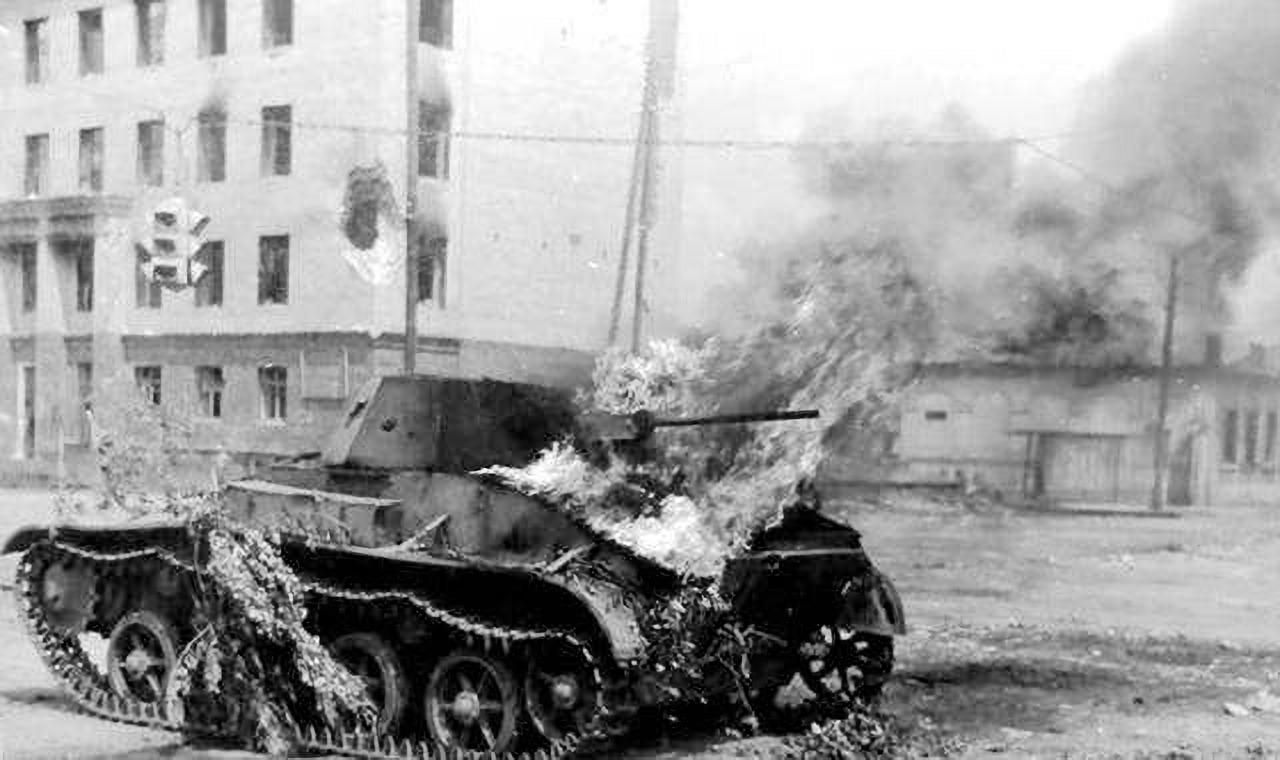 The "strangest" shell: the tank was hit almost intact, but all the ...