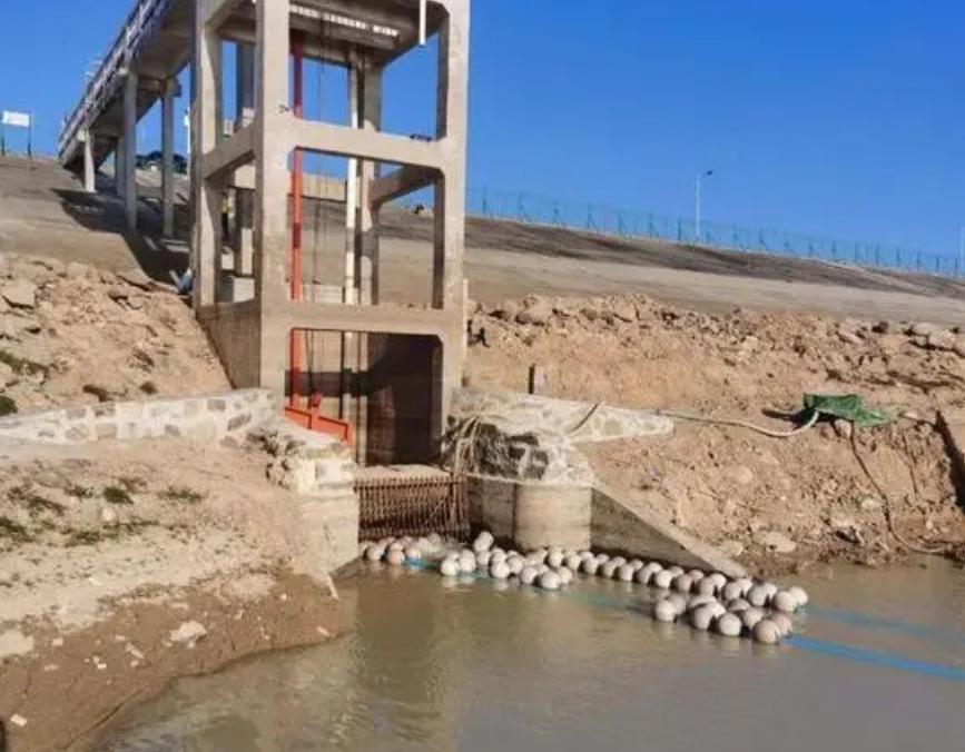 The cofferdam pumped water, and the trenches were full of gold and ...