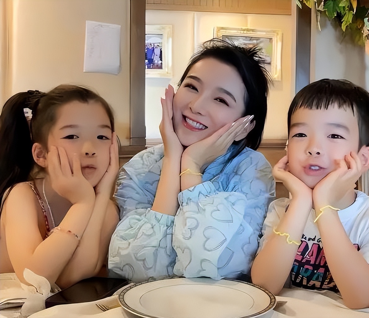 Wu Yating revealed in a live broadcast that she had suffered a serious illness, teased her ex ...