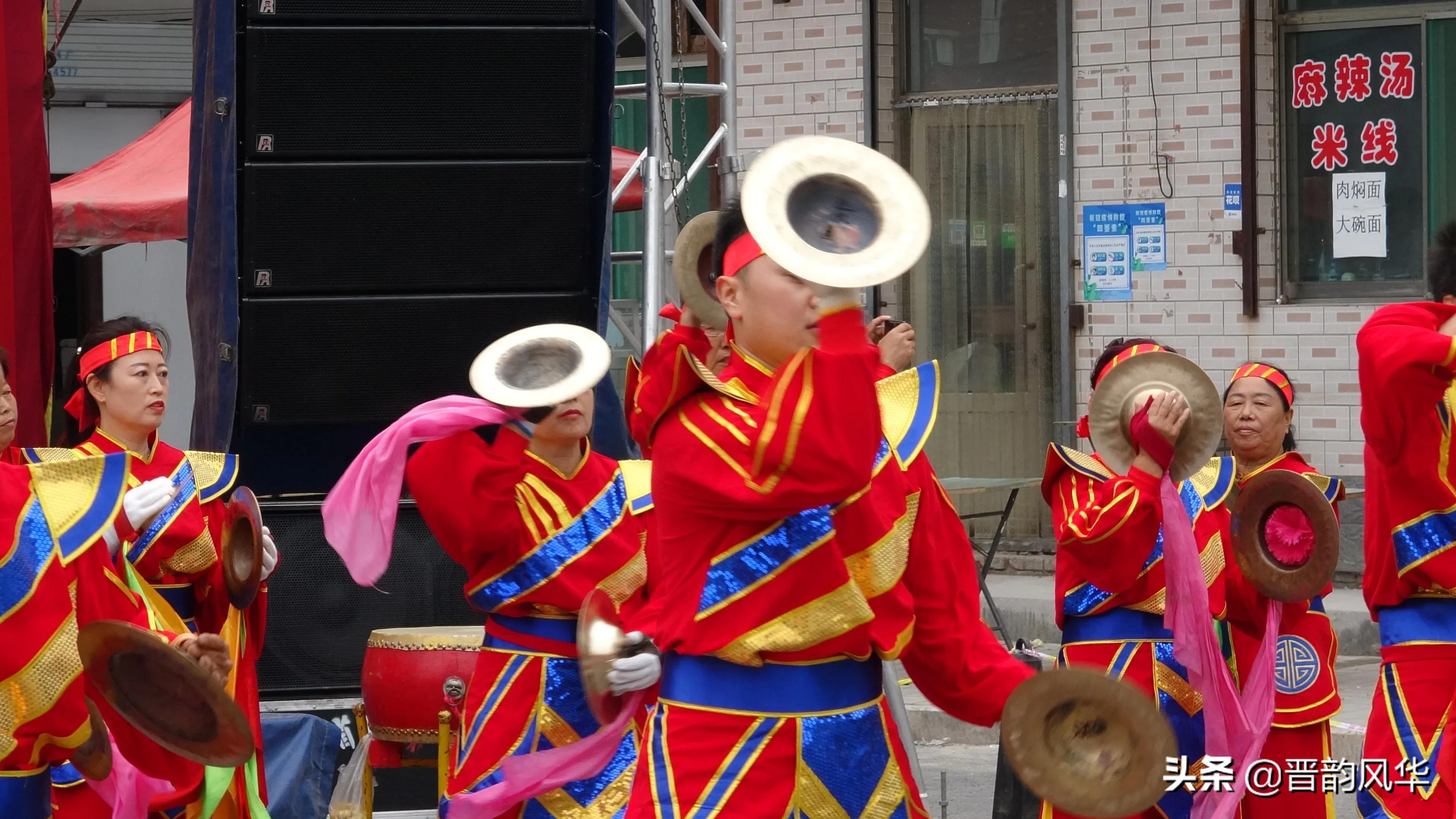 The gong and drum team came to the ancient temple fair in the immigrant ...