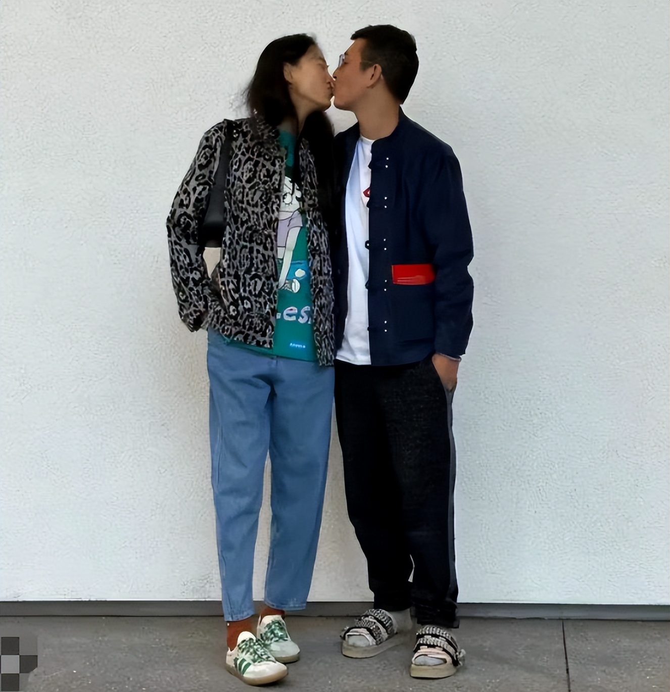 42-year-old Edison Chen shows high-profile affection, kisses his wife ...