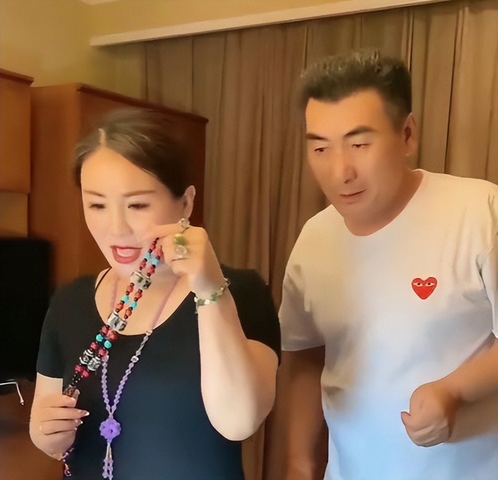 85-year-old Ma Yuqin was asked for a kiss while dancing. Her husband's ...