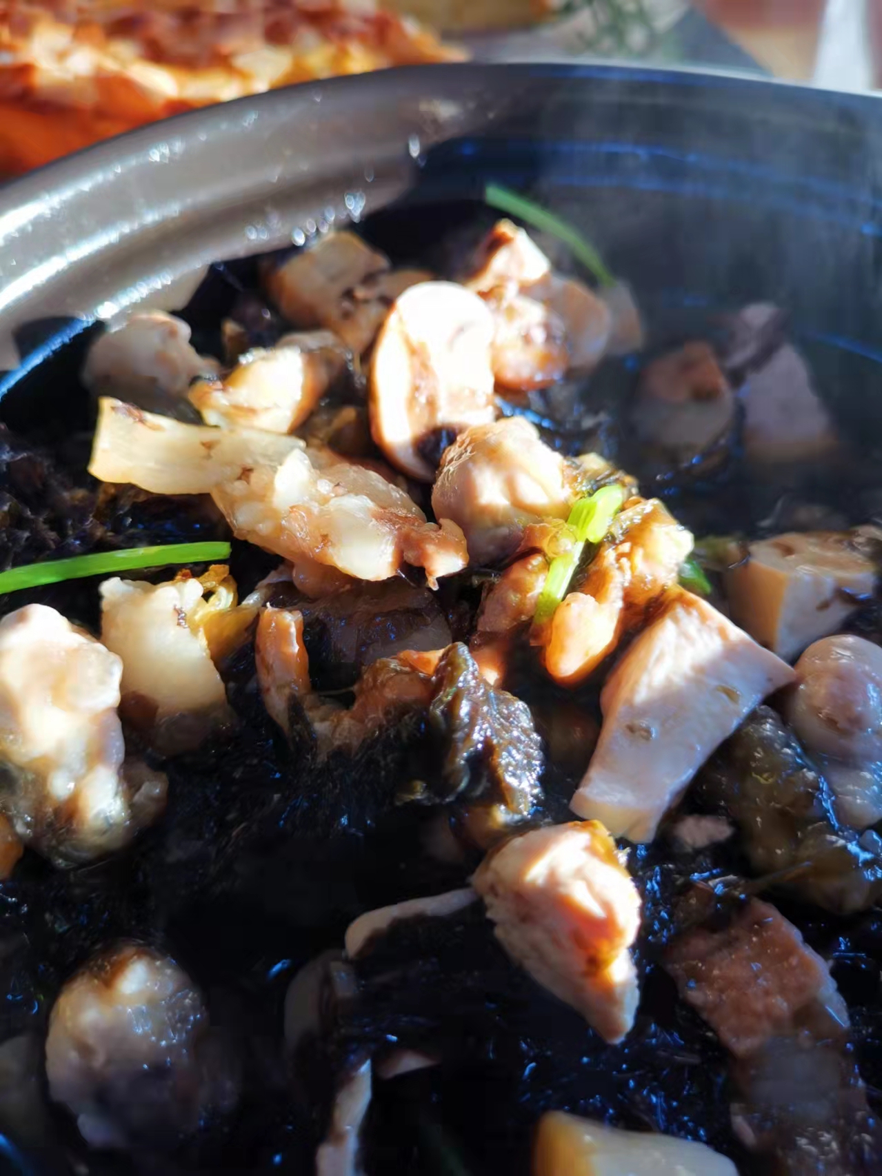 Laver, sea oyster and tofu in clay pot - iNEWS