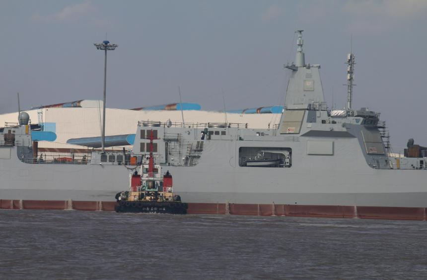 The PLA's two 055 ships drove north and south and entered the Taiwan ...