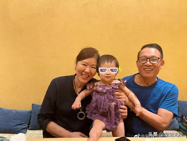 Hui Ruoqi took a photo with Lang Ping and said with a smile that ...