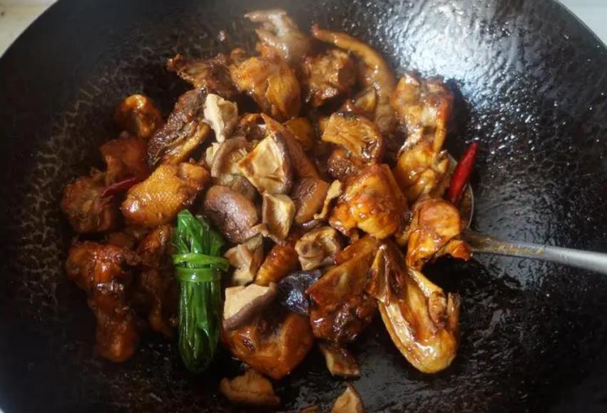 The practice of yellow stewed chicken is simple and delicious, which ...