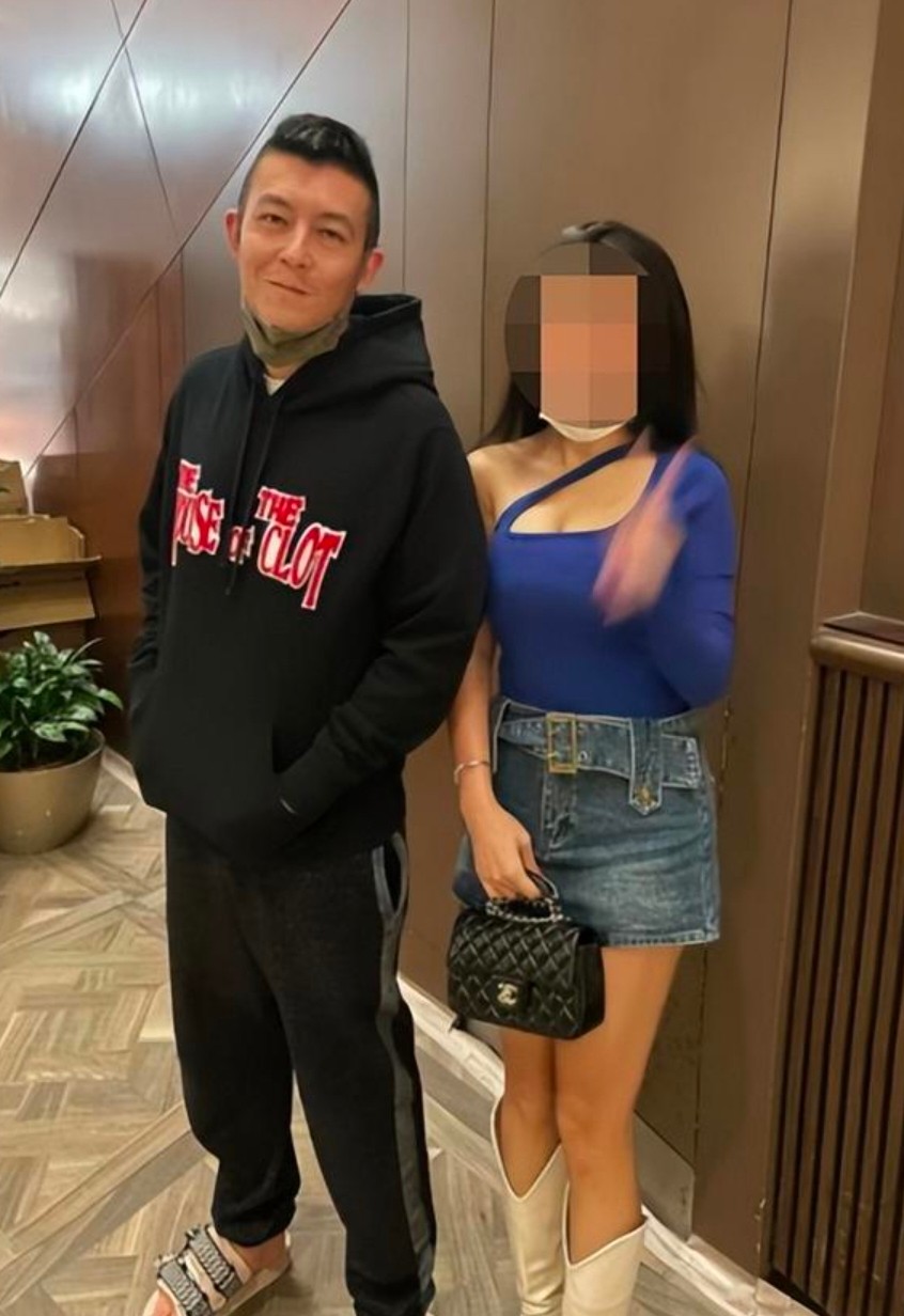 41-year-old Edison Chen was met by chance!Taking pictures with sexy ...
