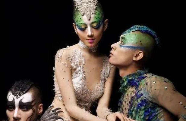 Dazed by dedicating yourself to art? "Naked" came on stage, the "hooligan truth" in the ...