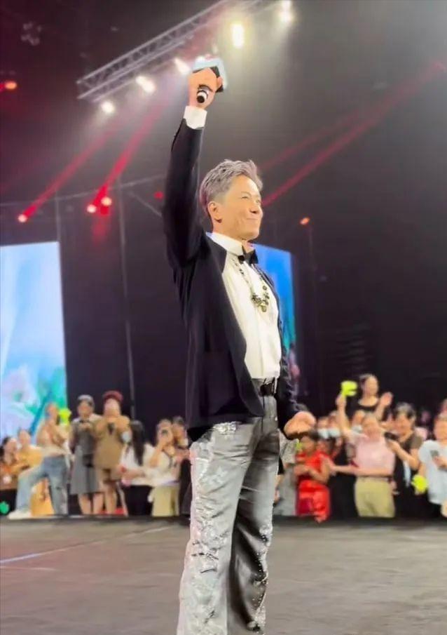 53-year-old Mao Ning is a business performer who is looking for money ...