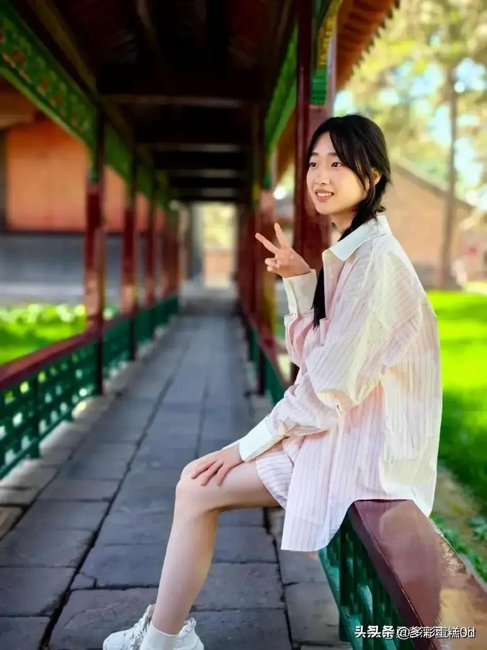 Huang Yuting's daily beautiful photos, wearing a striped shirt and ...