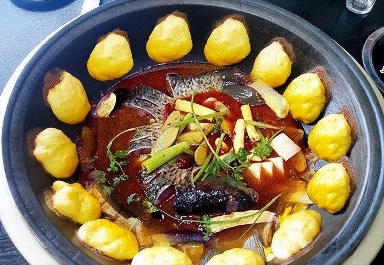 When stewing fish, do not put the two kinds of seasonings, otherwise ...