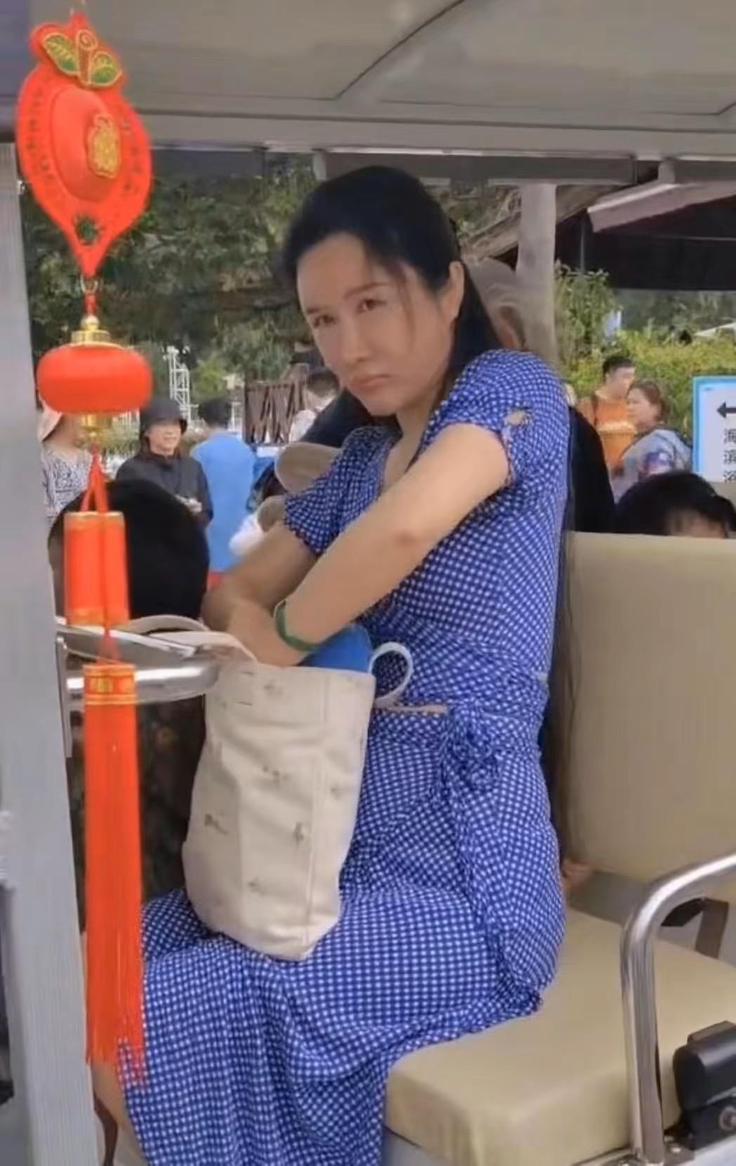 Zhang Jizhong took his wife and daughter to Sanya for vacation, 40-year ...