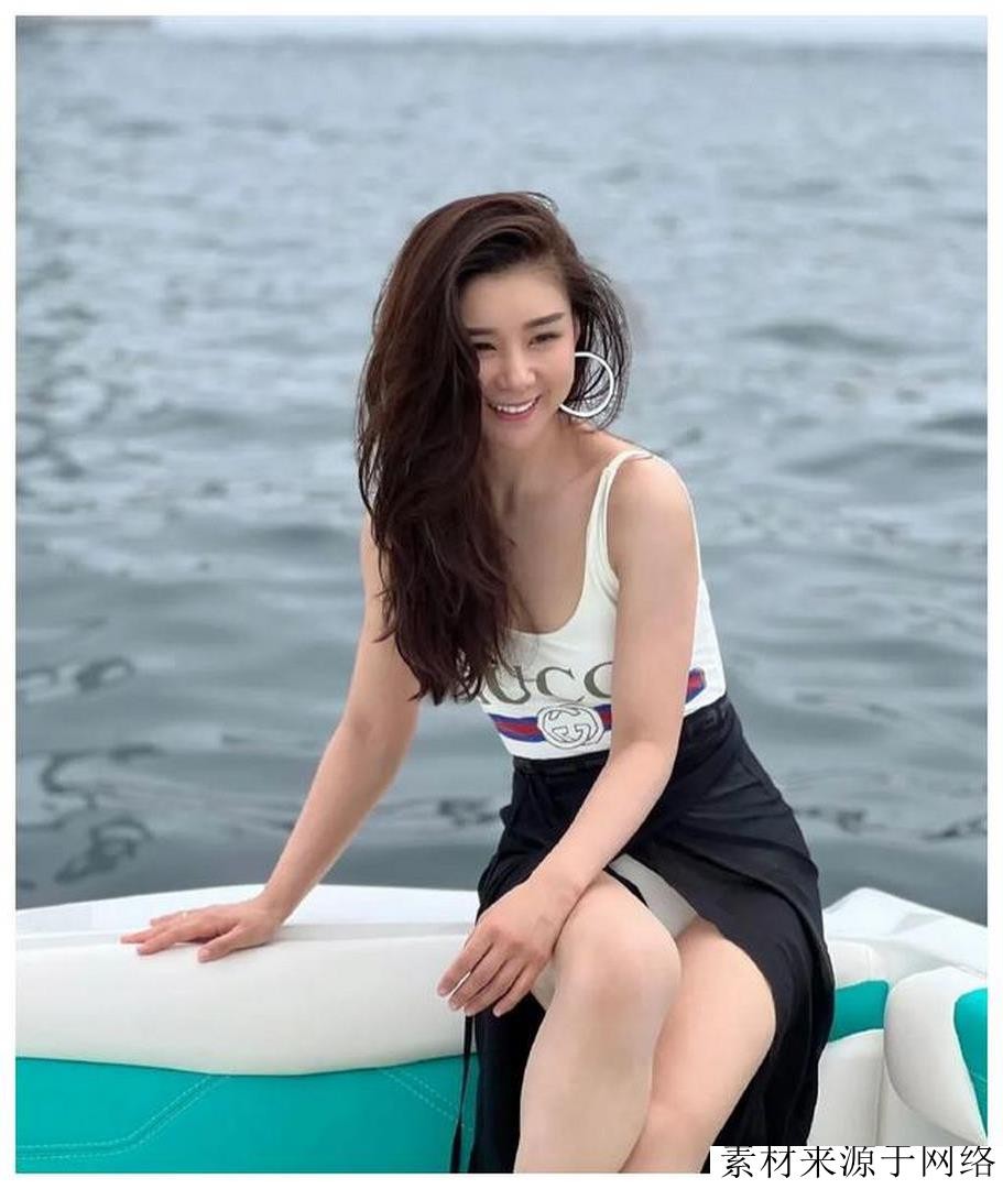 Surfing couple Li Xiaomeng and Wang Lei, with big waves in a white one-piece swimsuit, have an ...