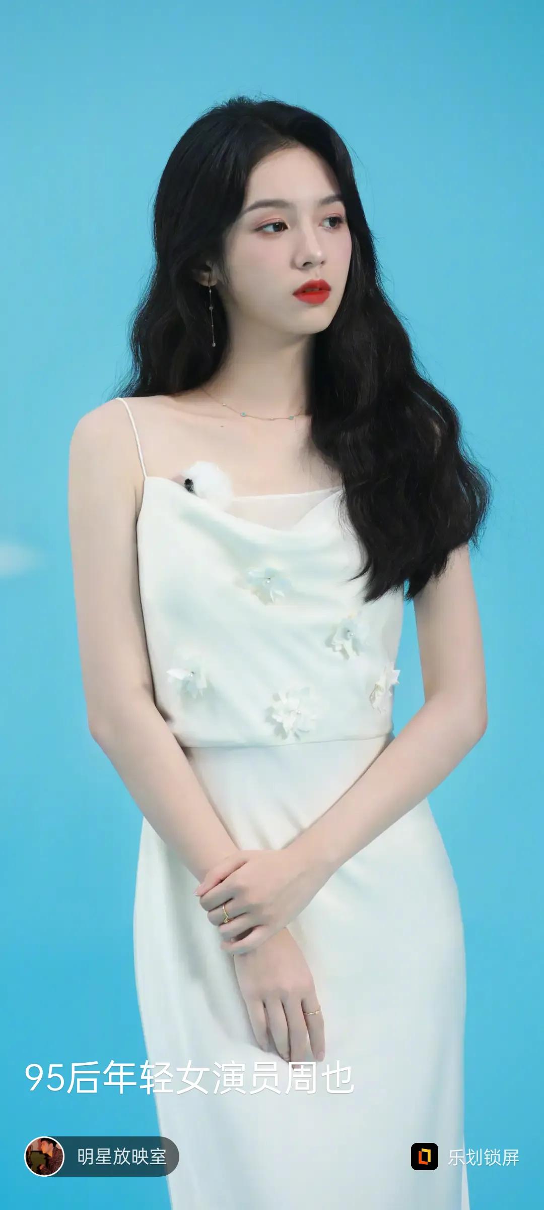 The beauty "Zhou Ye" is wearing a white dress and fluttering - iNEWS